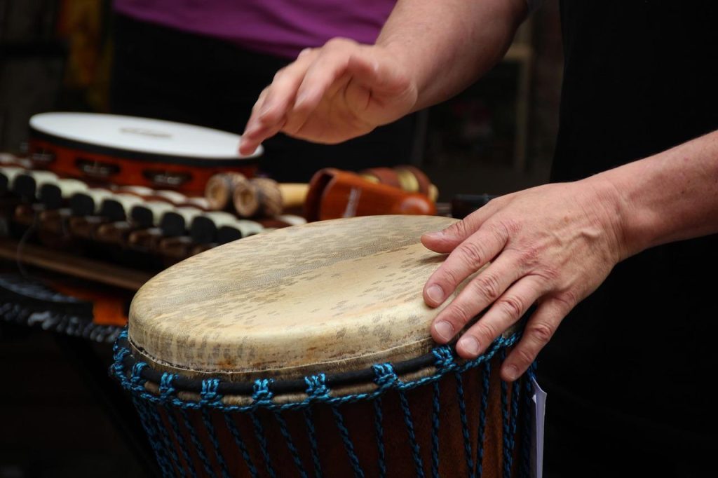 La storia dei tamburi africani djembe e talking drum - Blog di Musica